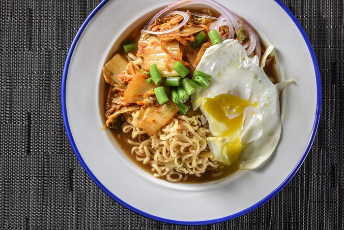Resep Mie Kuah Pedas Topping Kimchi - TIKTAK.ID