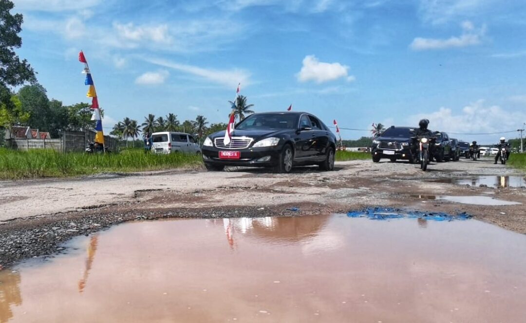 Aksi Jokowi Perbaiki Jalan Rusak di Lampung Tuai Kritikan Guru Besar ...